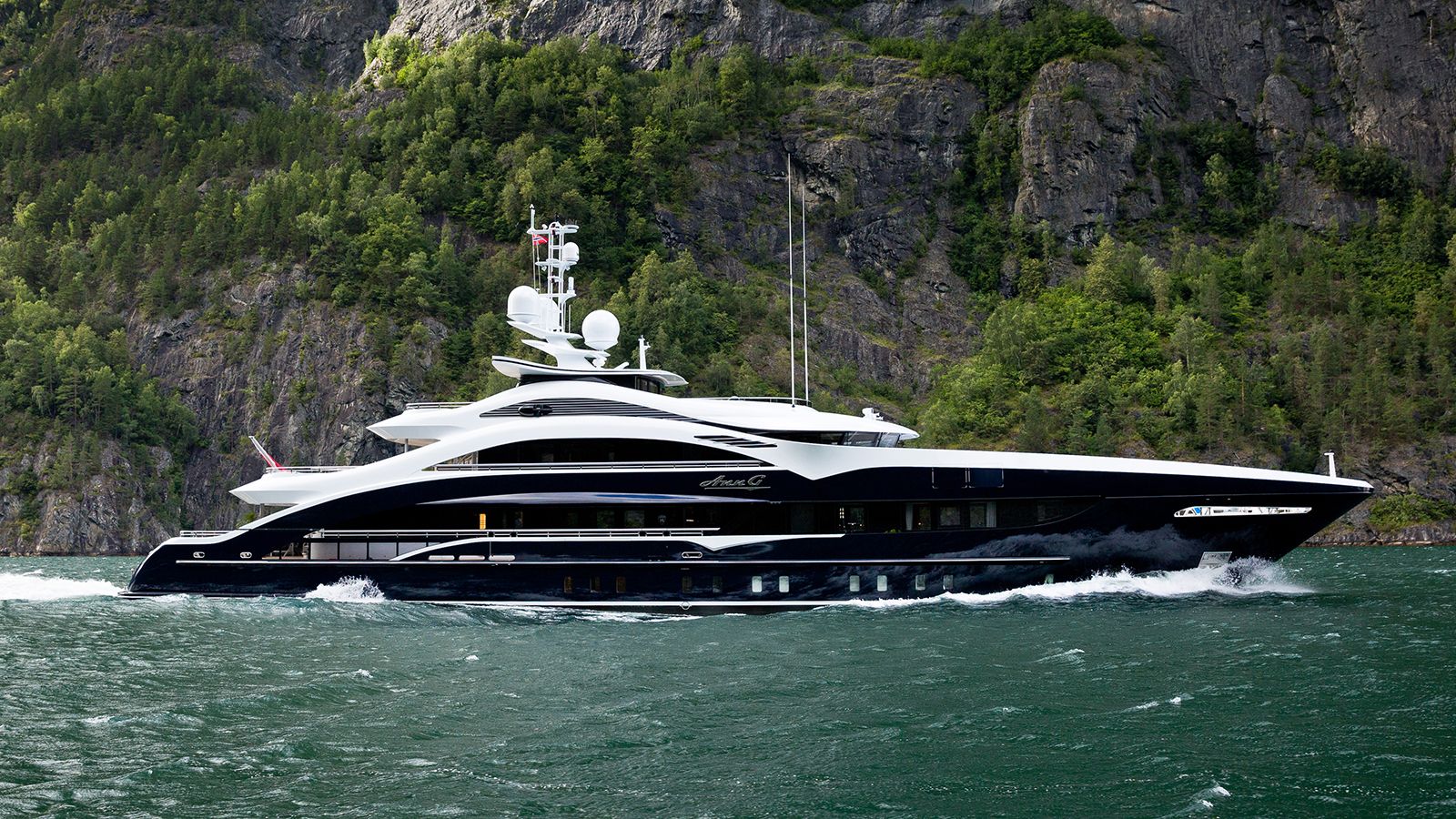 Heesen motor yacht Lady Li for sale